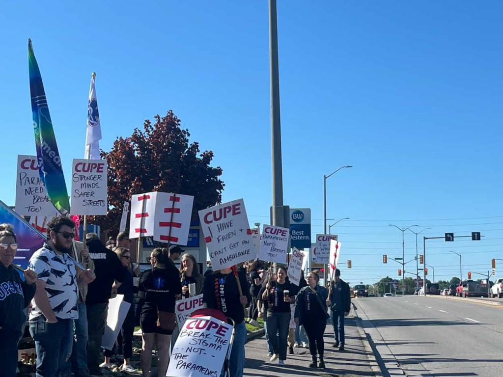 InQuinte.ca | UPDATE: Paramedics holding peaceful demonstration for improved contract